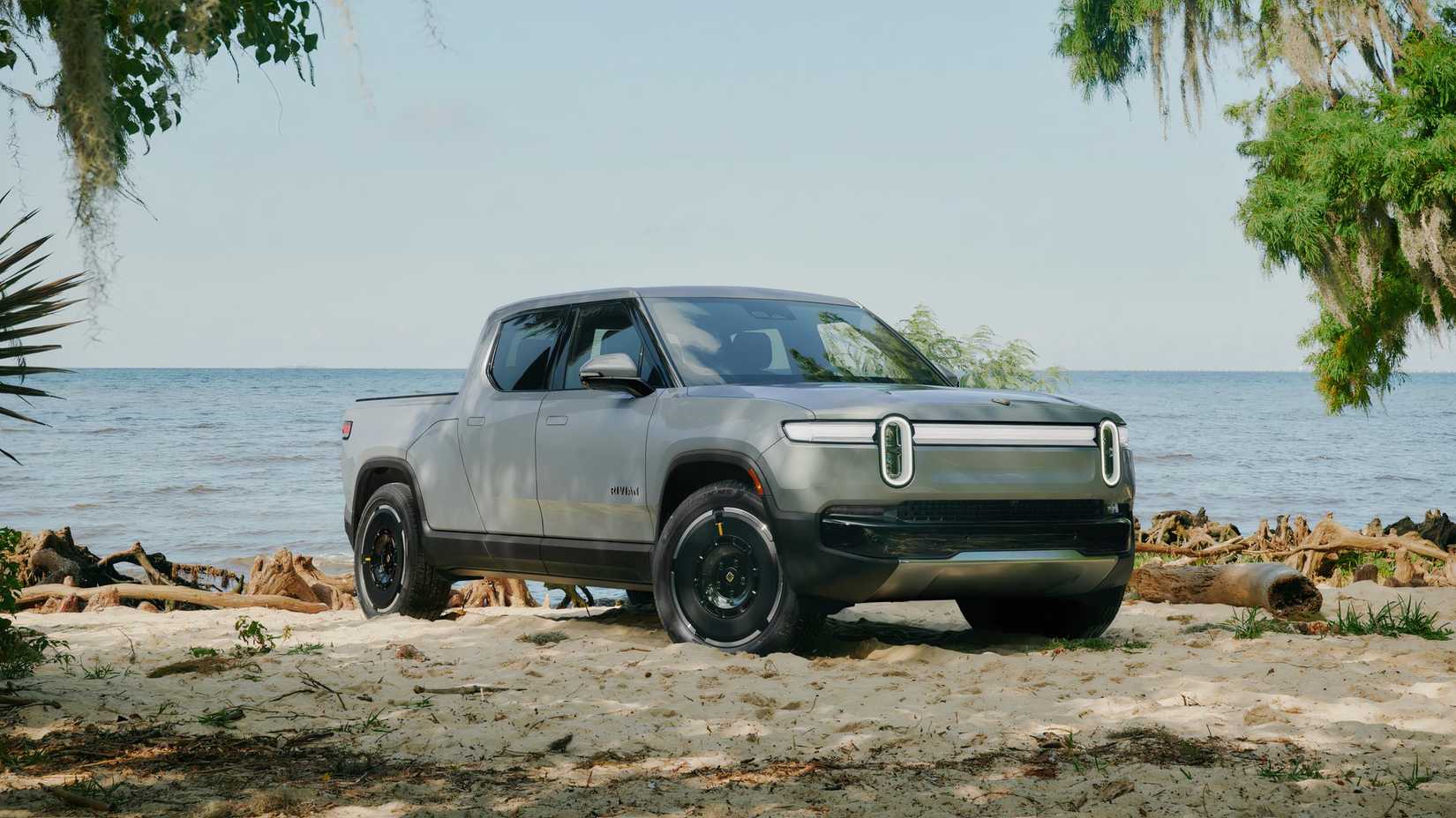 New Rivian R1T vs Cybertruck: Battle Of The Electric Pickups