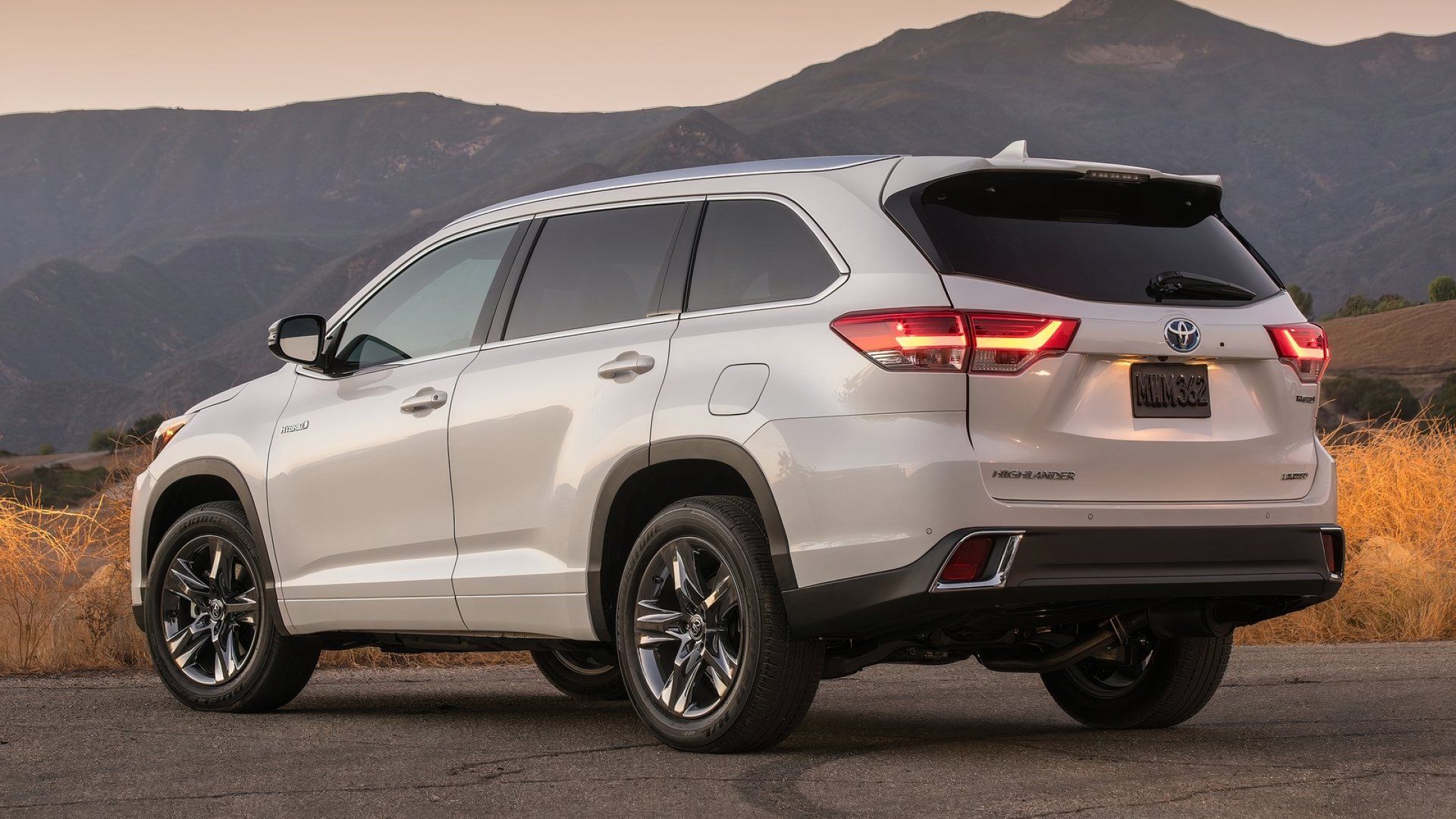 2017 Toyota Highlander Pricing, Photos & Specs