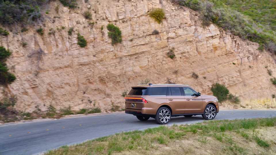 2025 Lincoln Navigator Pricing, Photos & Specs