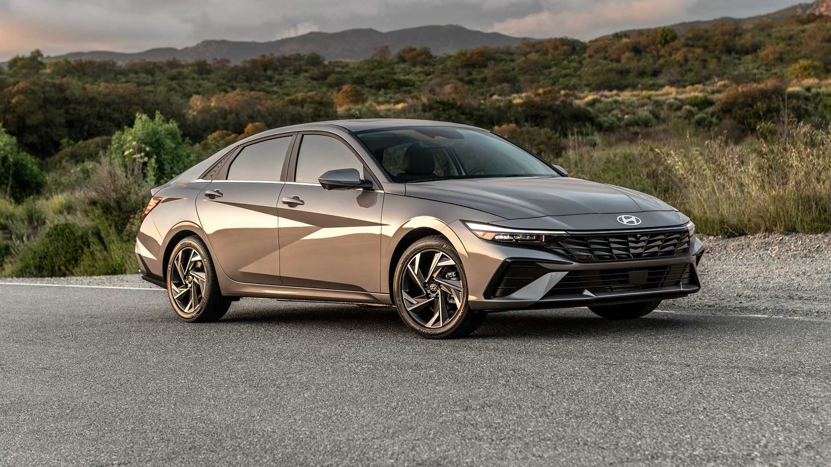 2025 Hyundai Elantra Pricing, Photos & Specs