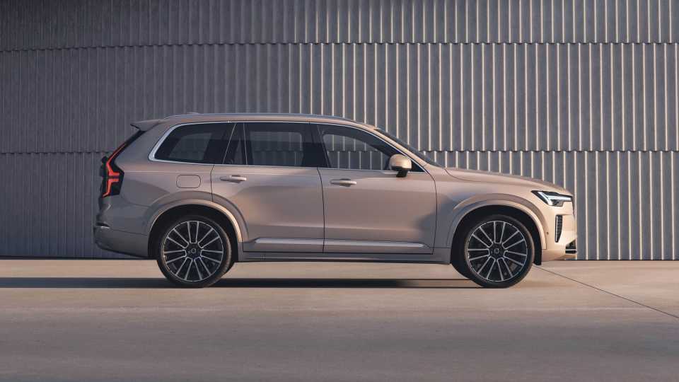 2025 Volvo XC90 Pricing, Photos & Specs