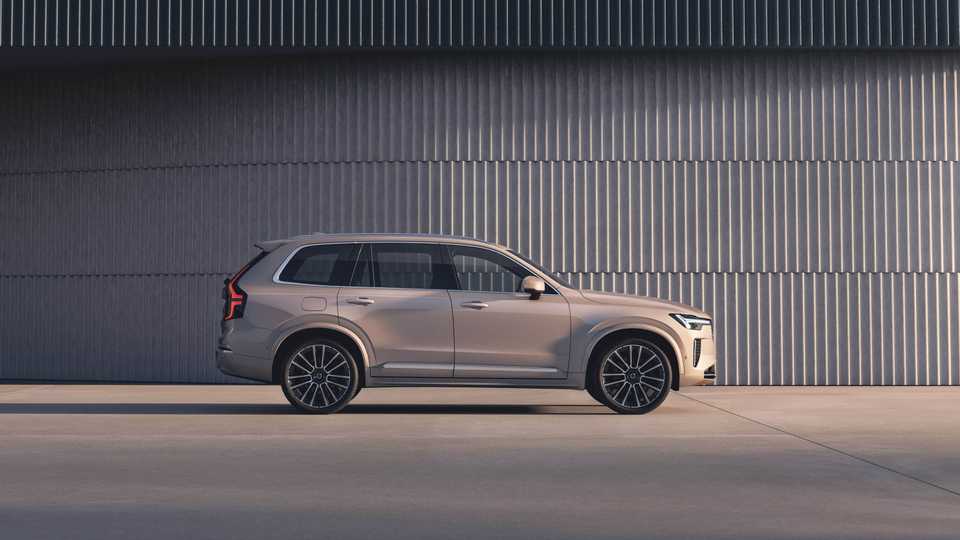 2025 Volvo XC90 Pricing, Photos & Specs