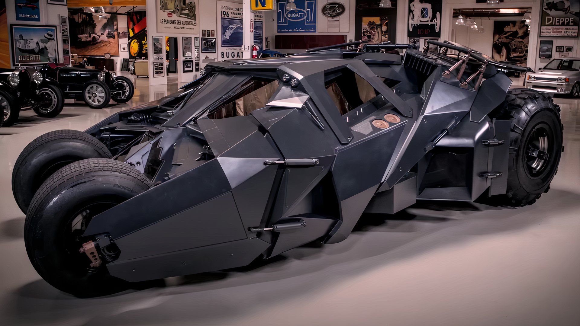 Bat Tumbler Side View 1:18 Batmobile Tumbler Alloy Diecast Vehicle