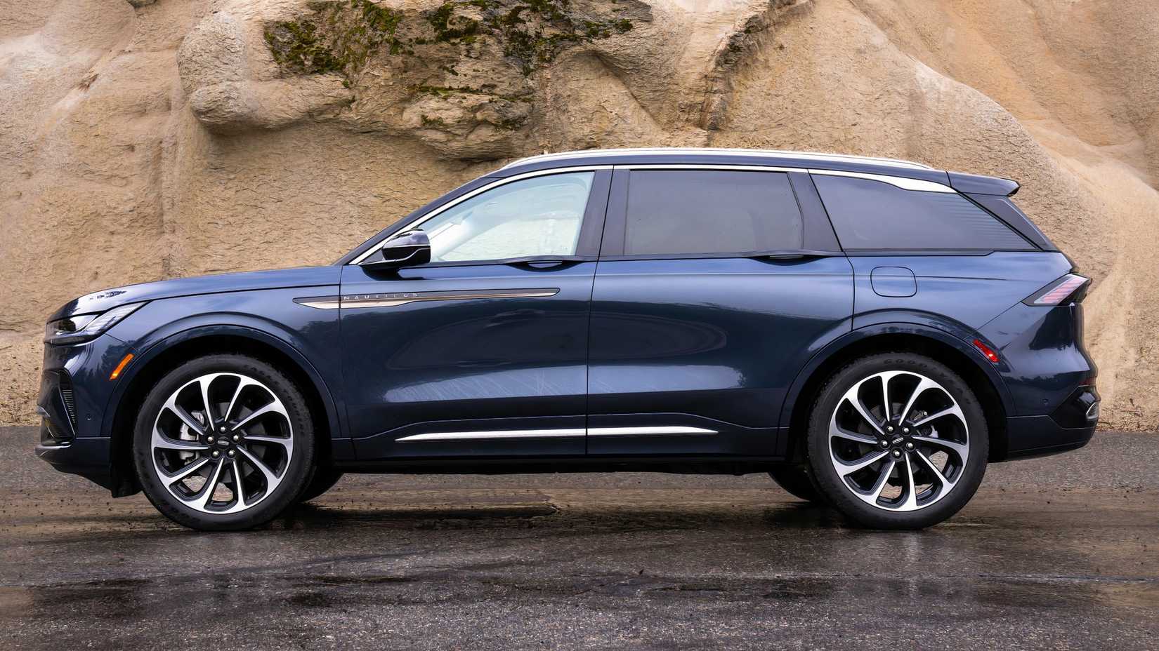 2024 Lincoln Nautilus Images: Interior and Exterior Gallery