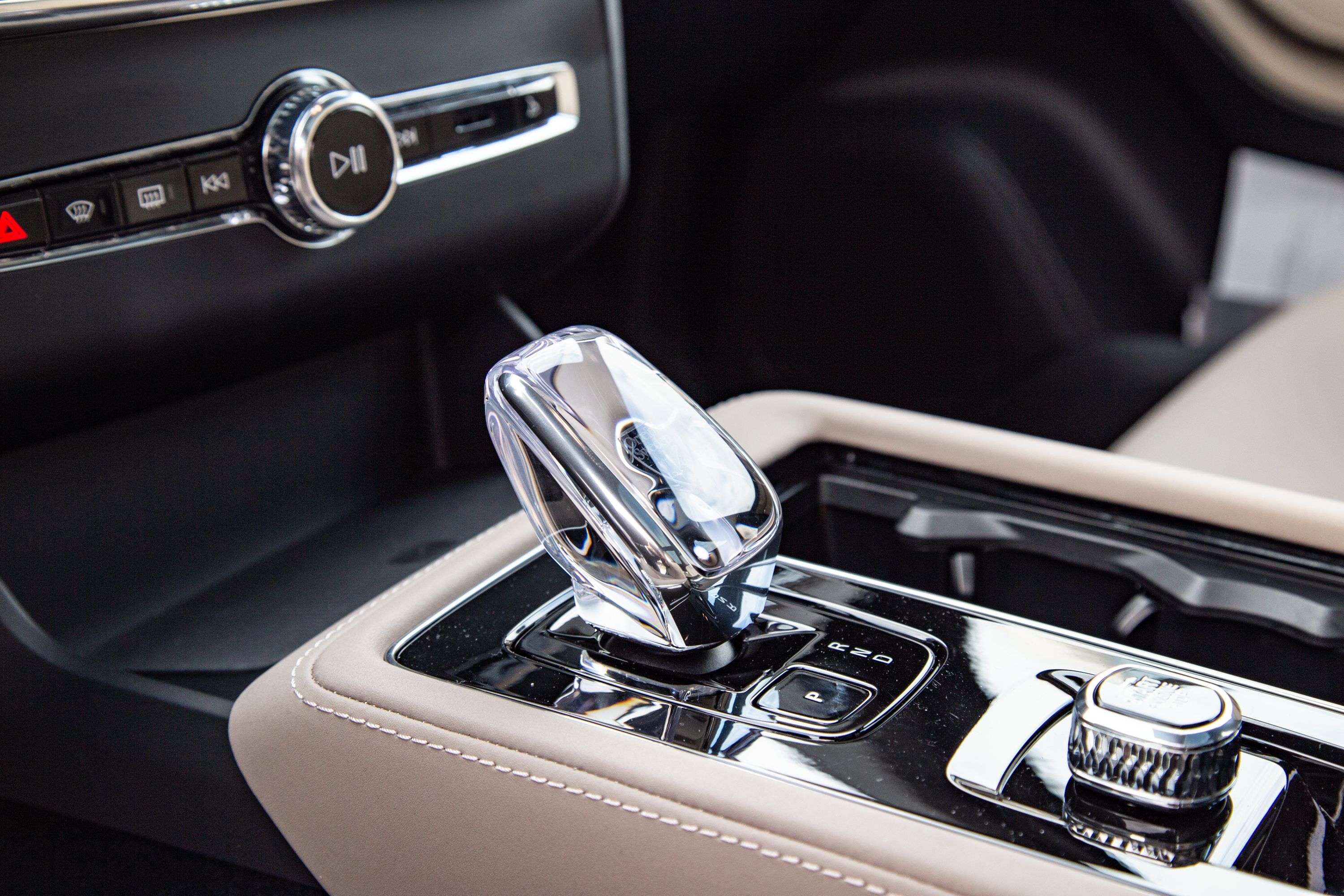 2025 Volvo XC90 Pricing, Photos & Specs