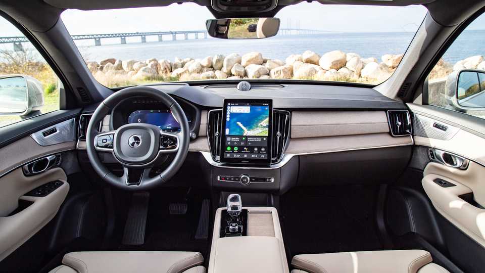 2025 Volvo XC90 Pricing, Photos & Specs