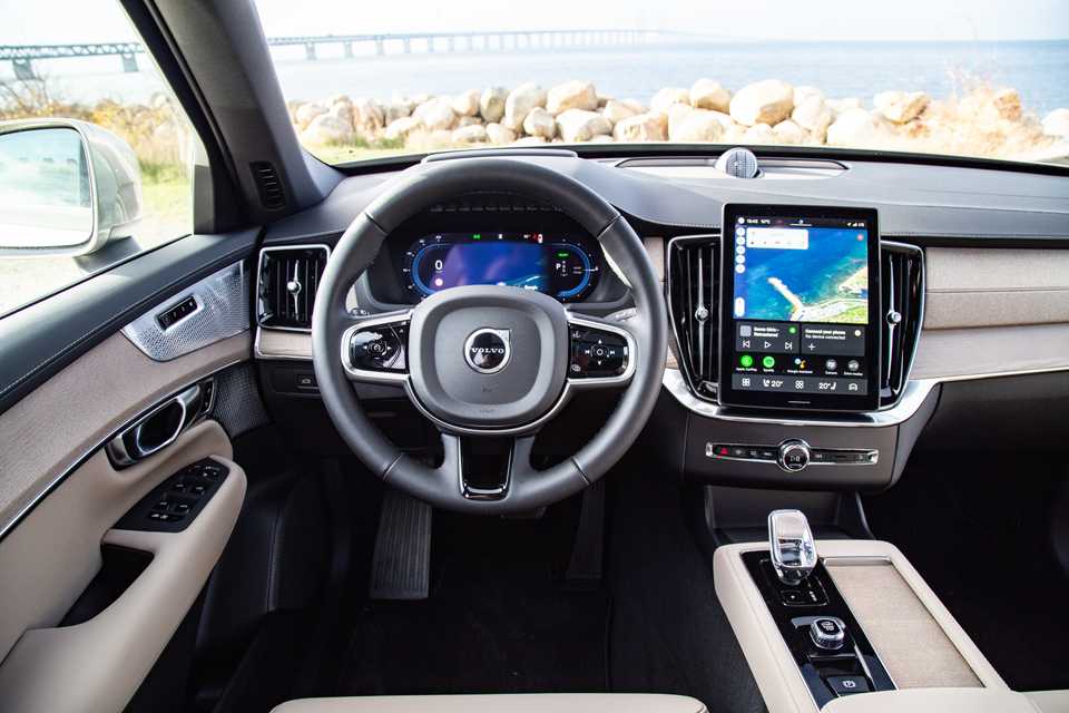 2025 Volvo XC90 Pricing, Photos & Specs