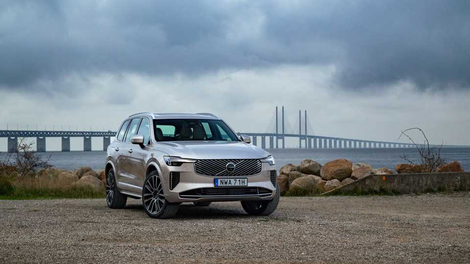 2025 Volvo XC90 Pricing, Photos & Specs
