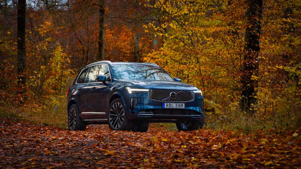 2025 Volvo XC90 Pricing, Photos & Specs