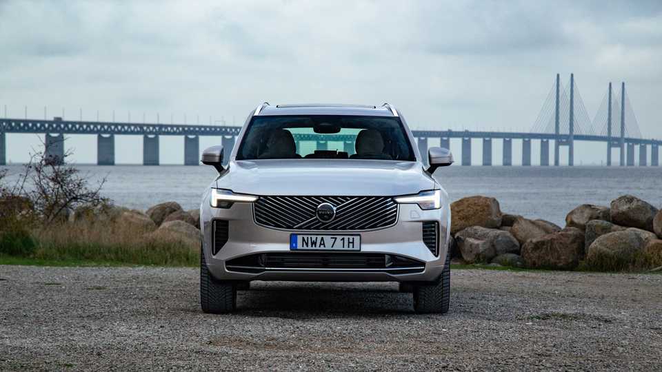 2025 Volvo XC90 Pricing, Photos & Specs