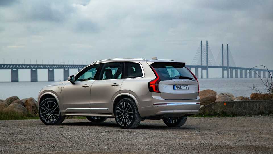 2025 Volvo XC90 Pricing, Photos & Specs