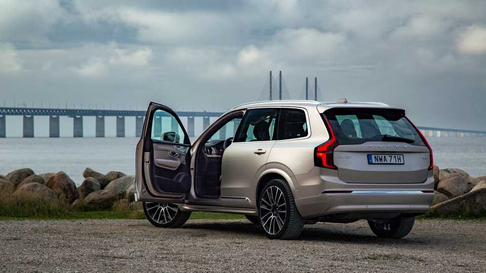 2025 Volvo XC90 Pricing, Photos & Specs