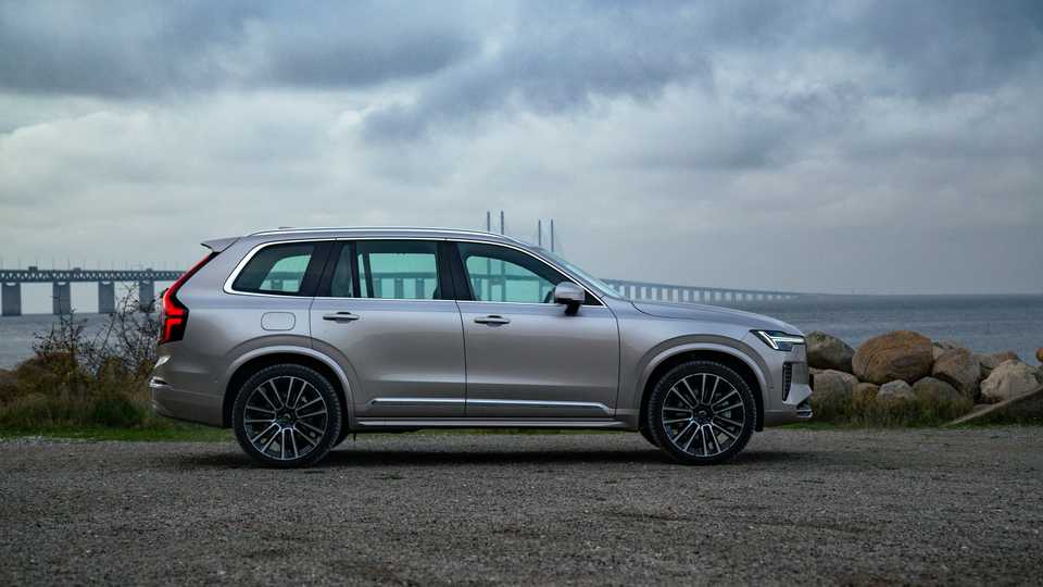 2025 Volvo XC90 Pricing, Photos & Specs