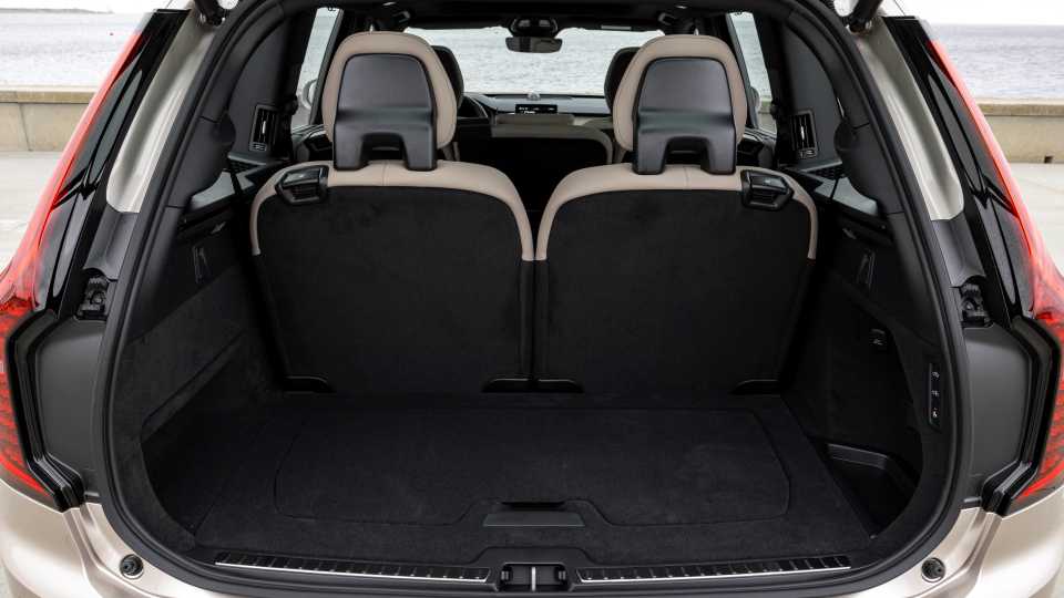 2025 Volvo XC90 Pricing, Photos & Specs