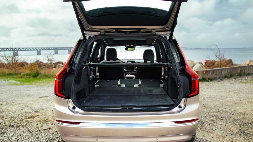 2025 Volvo XC90 Pricing, Photos & Specs