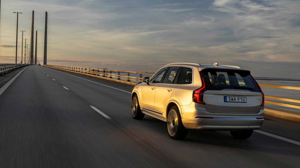 2025 Volvo XC90 Pricing, Photos & Specs