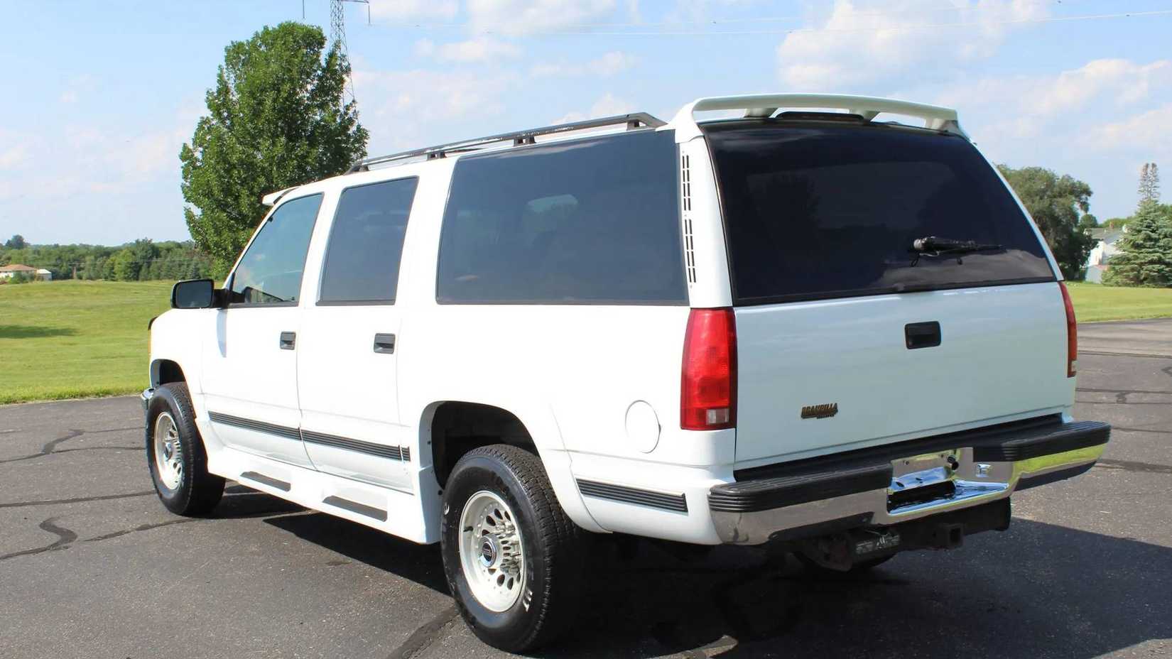 The GMT400 Suburban Is Quietly Becoming The Next Squarebody