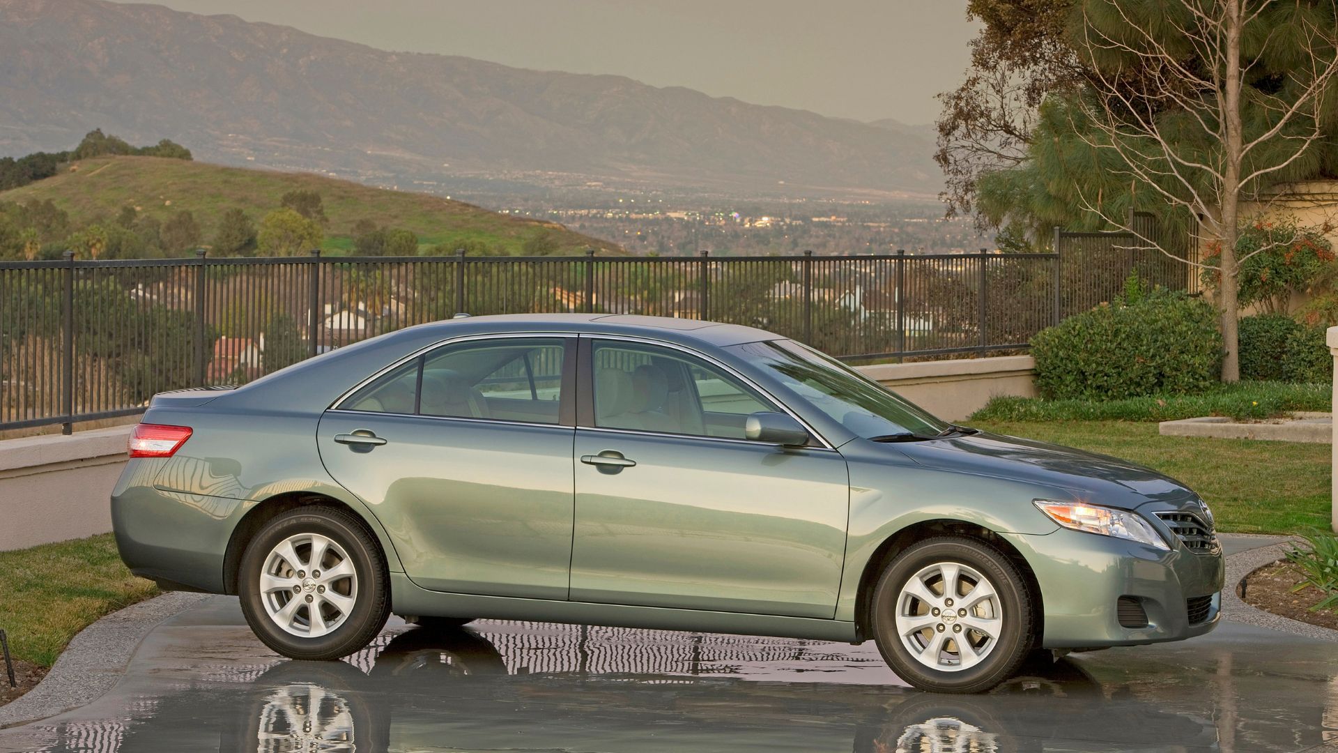 2011 Toyota Camry Pricing, Photos & Specs