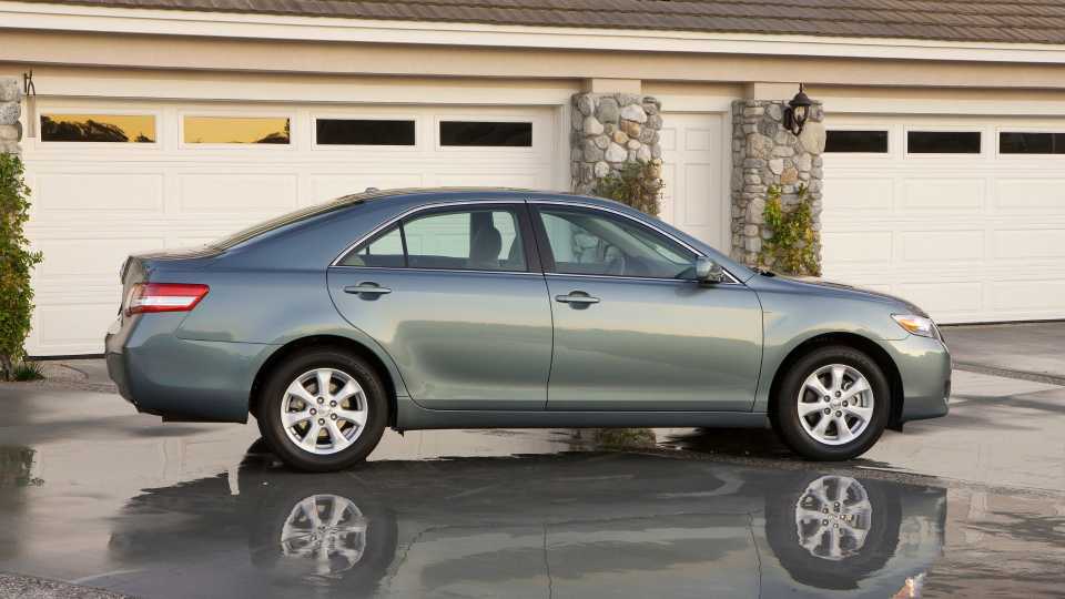 2010 Toyota Camry Pricing, Photos & Specs