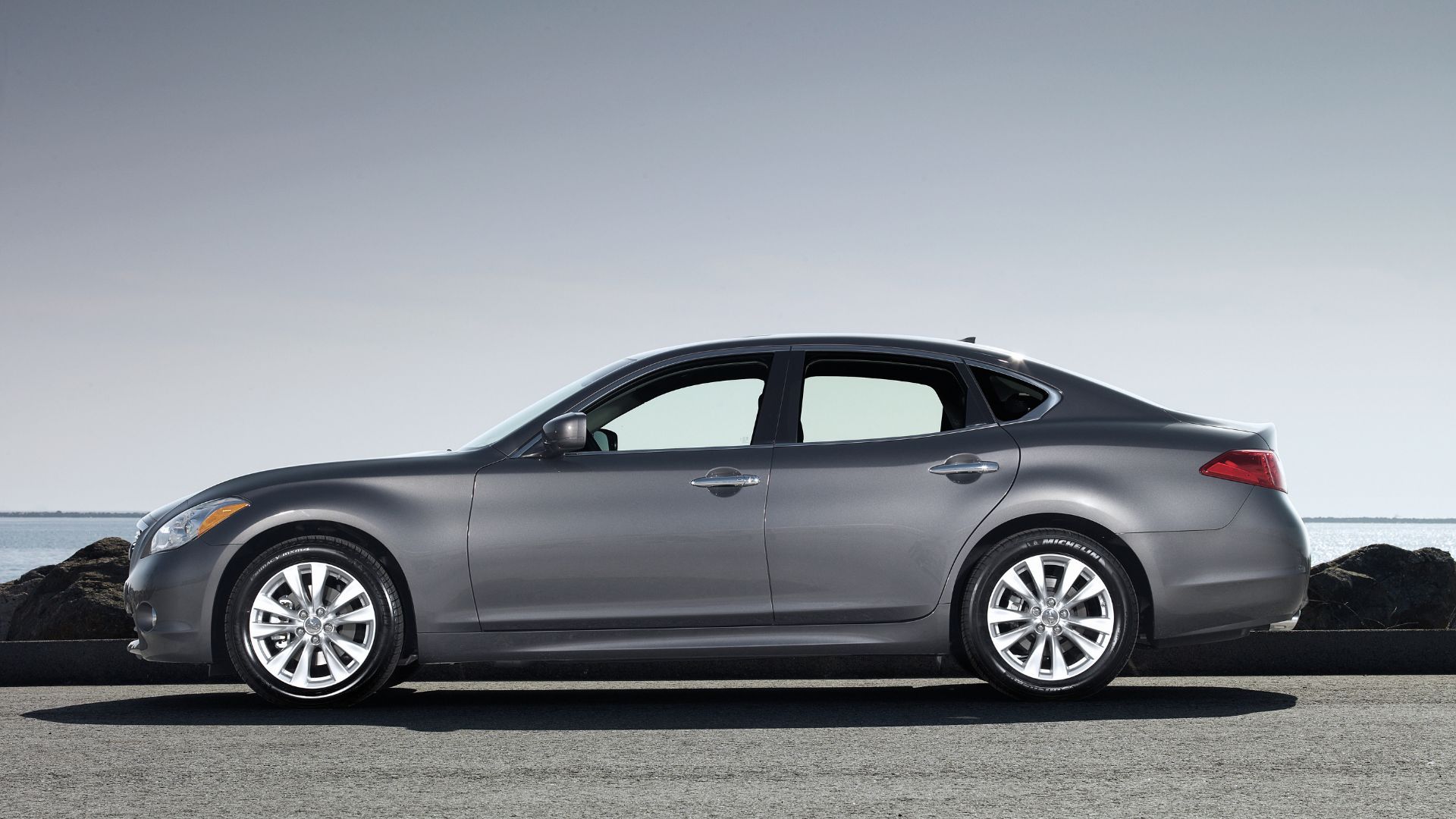 2011 Infiniti M56 Pricing, Photos & Specs