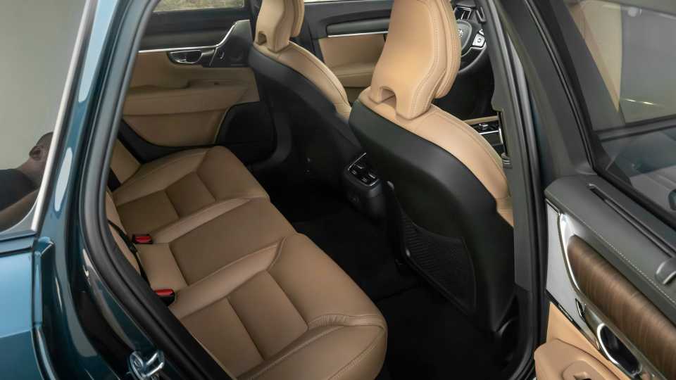 2025 Volvo V90 Cross Country Pricing, Photos & Specs