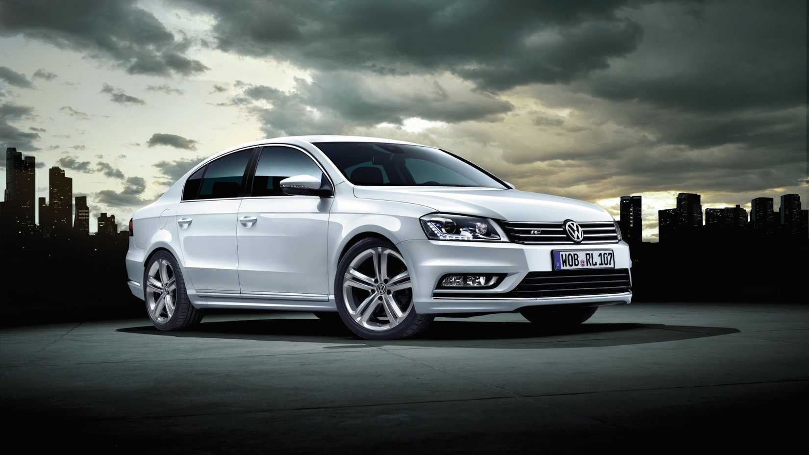 2010 Volkswagen Passat Pricing, Photos & Specs