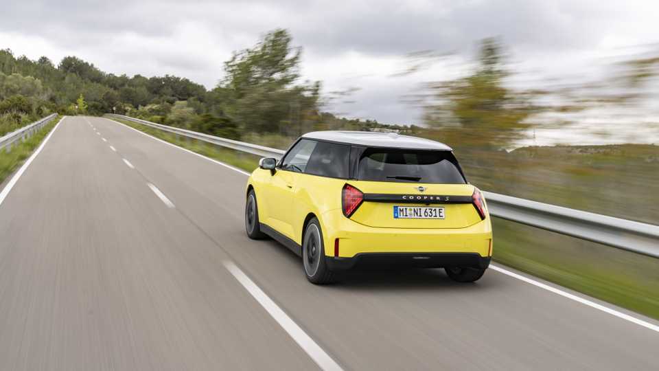 2025 Mini Cooper Hardtop Pricing, Photos & Specs