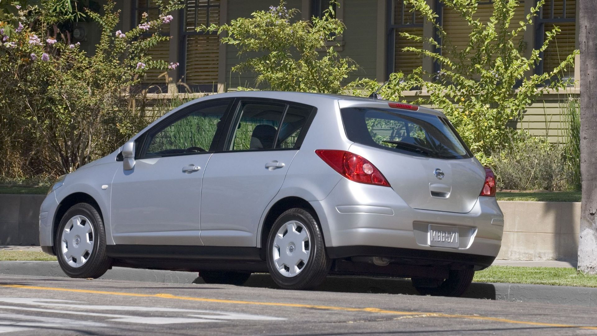2009 Nissan Versa Hatchback Pricing, Photos & Specs