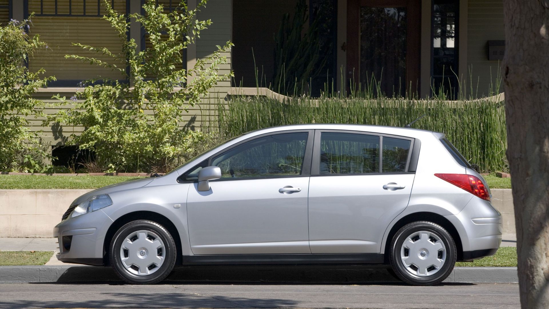 2009 Nissan Versa Hatchback Pricing, Photos & Specs