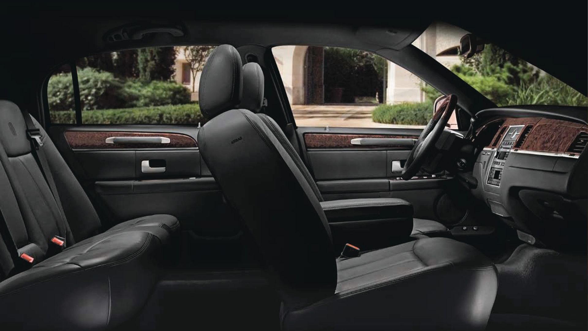 2011 Lincoln Town Car Pricing, Photos & Specs