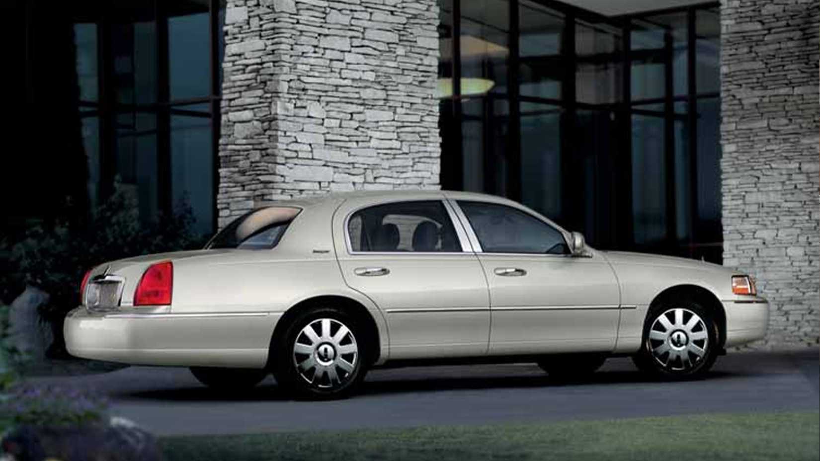 The 2003-2011 Lincoln Town Car Is America's Last Great Cruiser