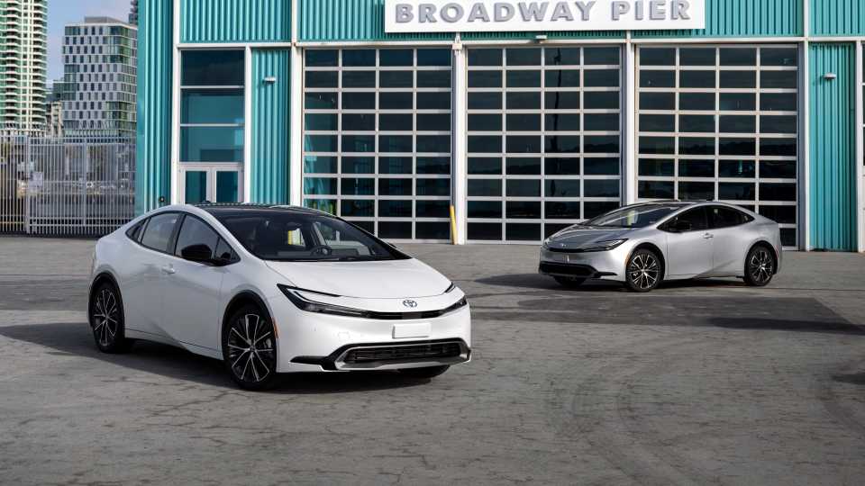 2025 Toyota Prius Photo Gallery: Interior and Exterior