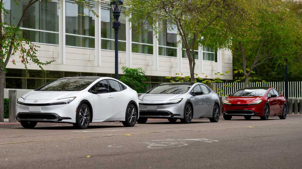 2025 Toyota Prius Photo Gallery: Interior and Exterior