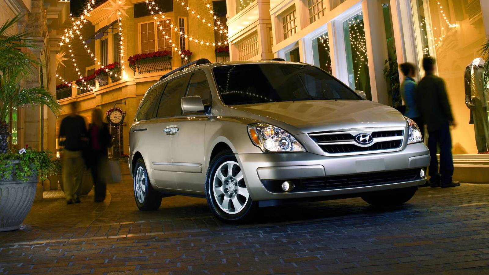 The Hyundai Entourage Minivan Is A Bargain In 2026