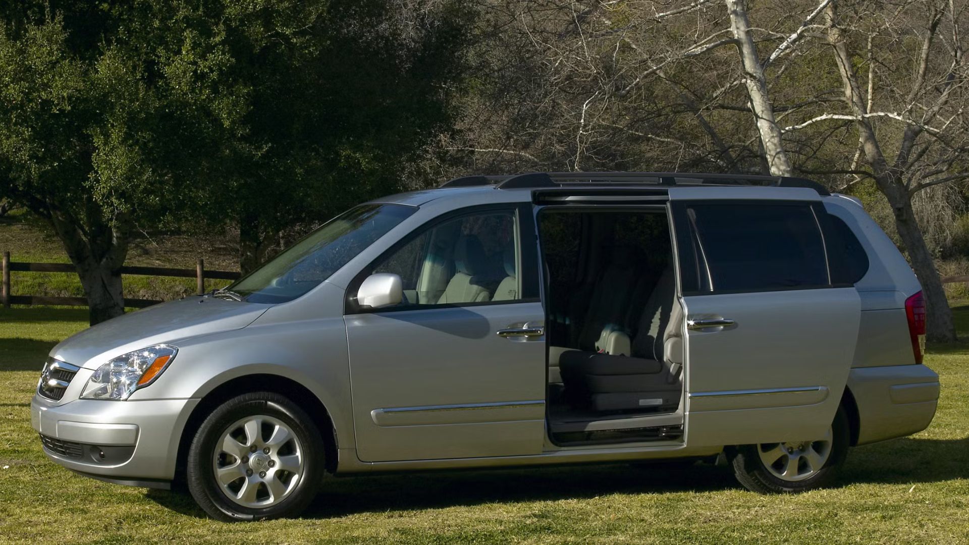 2008 Hyundai Entourage Exterior Photos