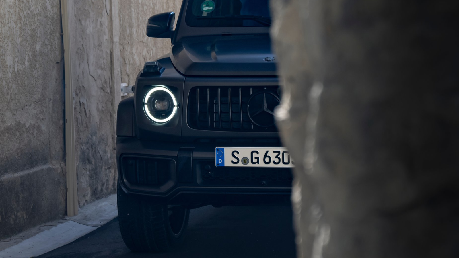 An Expensive Mercedes-AMG G63 Was Stolen By A Fake Transport Company