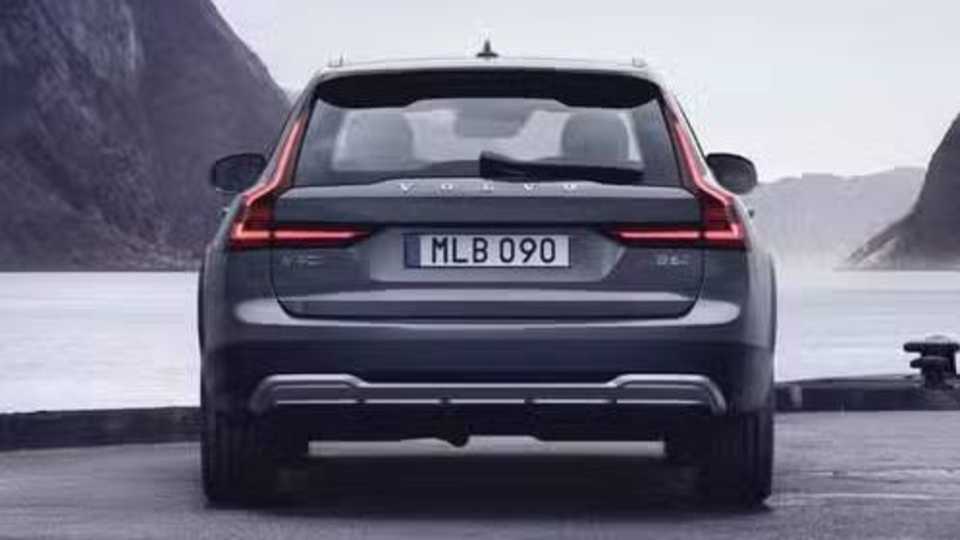 2025 Volvo V90 Cross Country Pricing, Photos & Specs