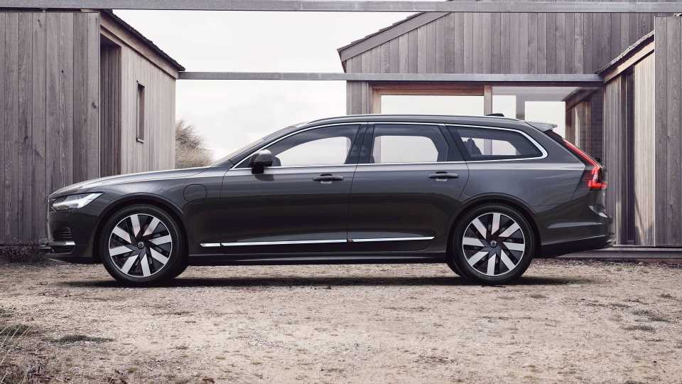 2025 Volvo V90 Cross Country Pricing, Photos & Specs