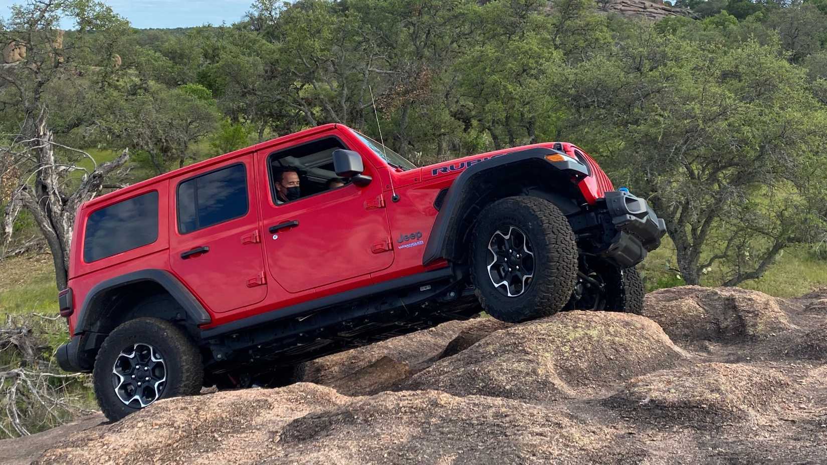 The Only 2 SUVs With A Solid Front Axle Still Sold In America