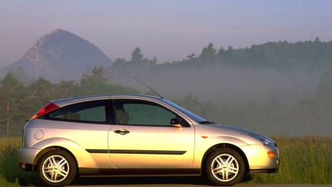 2001 Ford Focus Hatchback Pricing, Photos & Specs