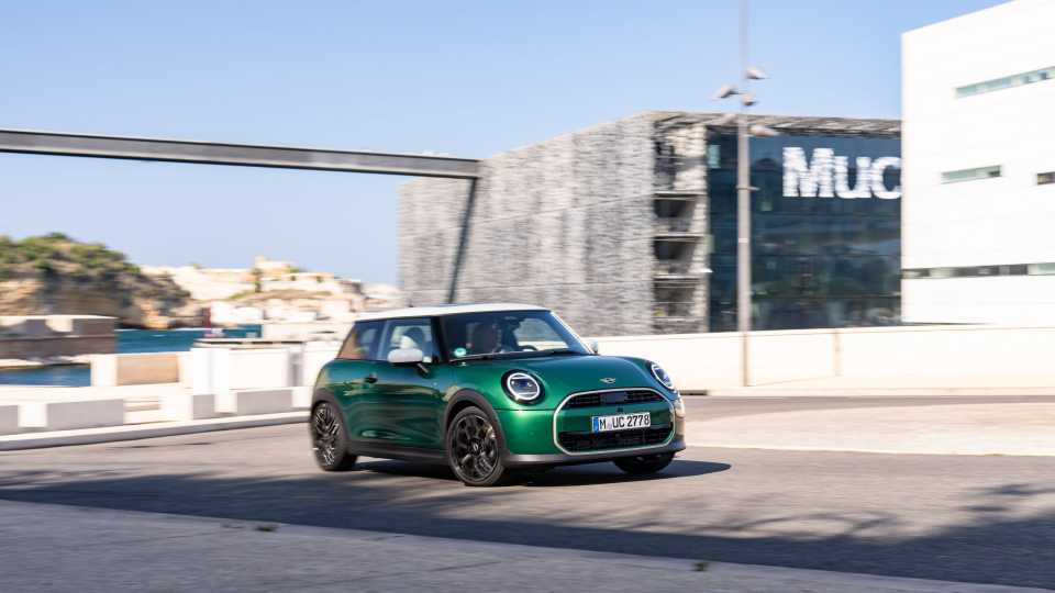 2025 Mini Cooper Hardtop Pricing, Photos & Specs