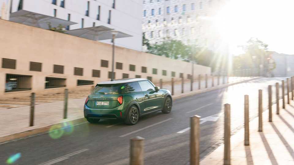 2025 Mini Cooper Hardtop - Overview Pricing, Photos & Specs