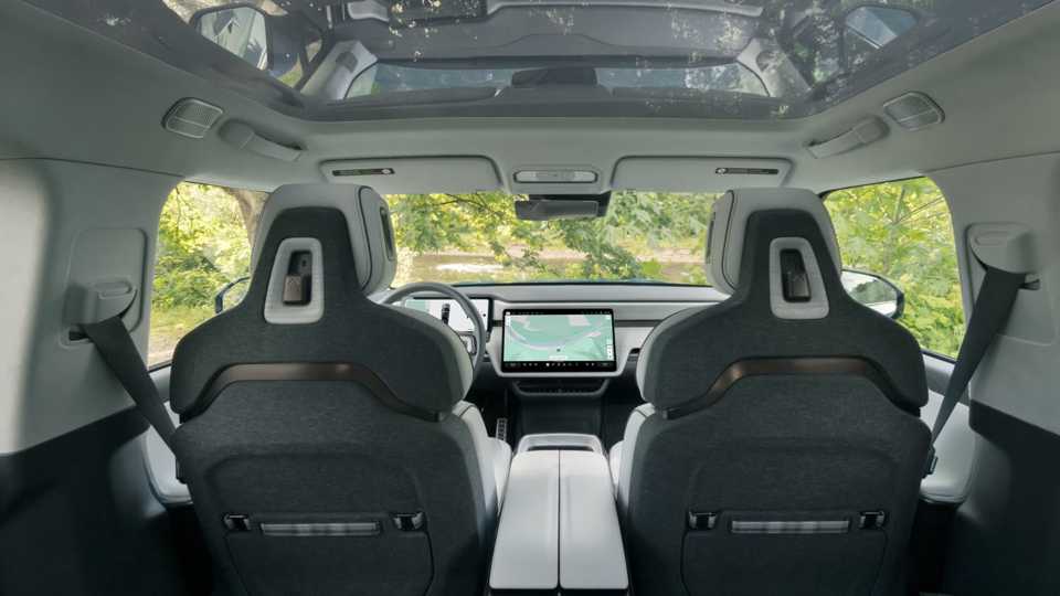 2025 Rivian R1S SUV Pricing, Photos & Specs