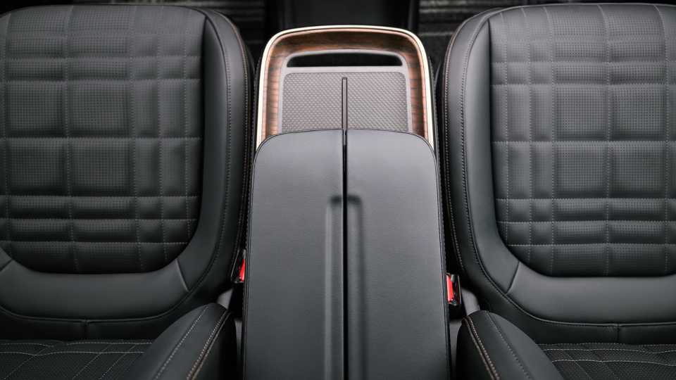 2025 Rivian R1S SUV Pricing, Photos & Specs