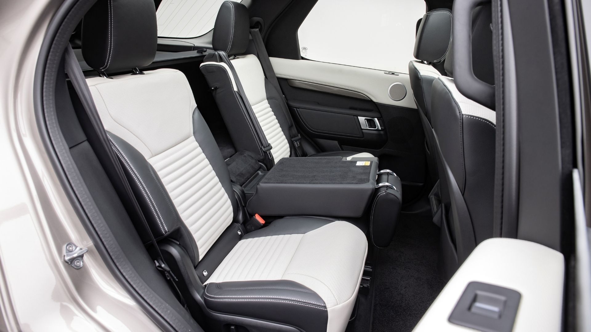 2024 Land Rover Discovery Pricing, Photos & Specs