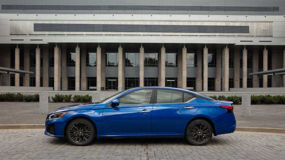 2025 Nissan Altima Pricing, Photos & Specs