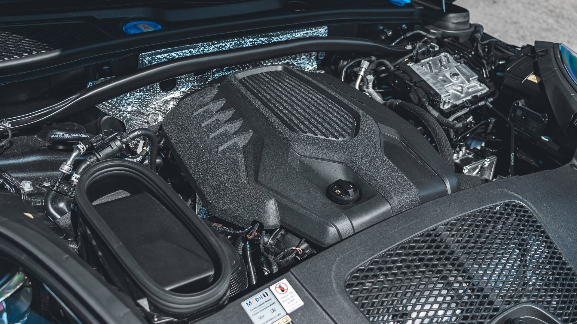 2025 Porsche Macan Pricing, Photos & Specs