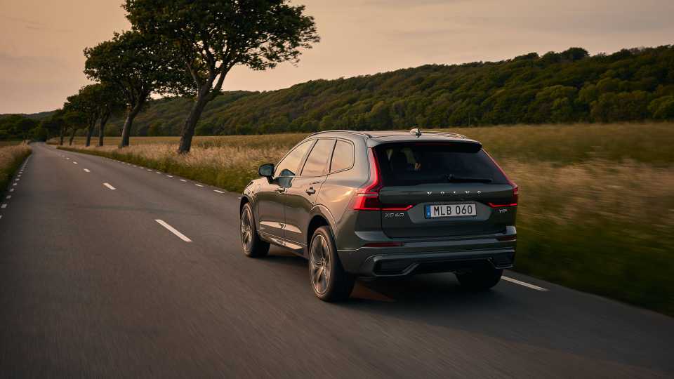 2025 Volvo XC60 Pricing, Photos & Specs