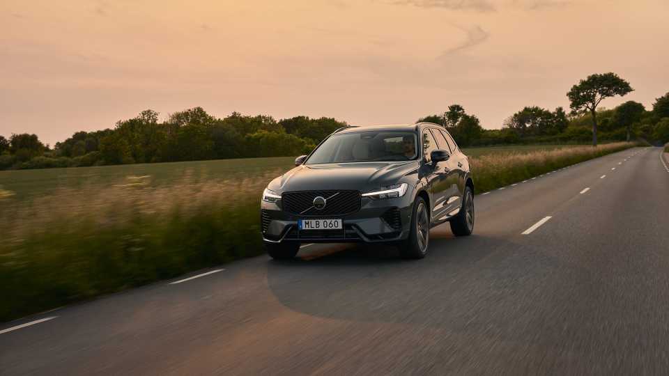 2025 Volvo XC60 Pricing, Photos & Specs