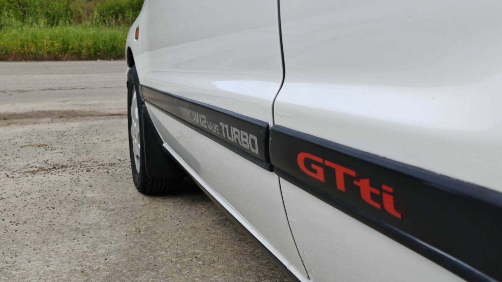 The Forgotten Hot Hatch: Daihatsu Charade GTti Breaks 100 HP Per Liter ...